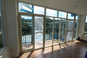 Villa Premier, varanda, vista para a montanha | Secretária, secretária adequada para computadores portáteis 