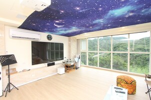 Villa Premier, varanda, vista para a montanha | Sala | TV de ecrã plano 