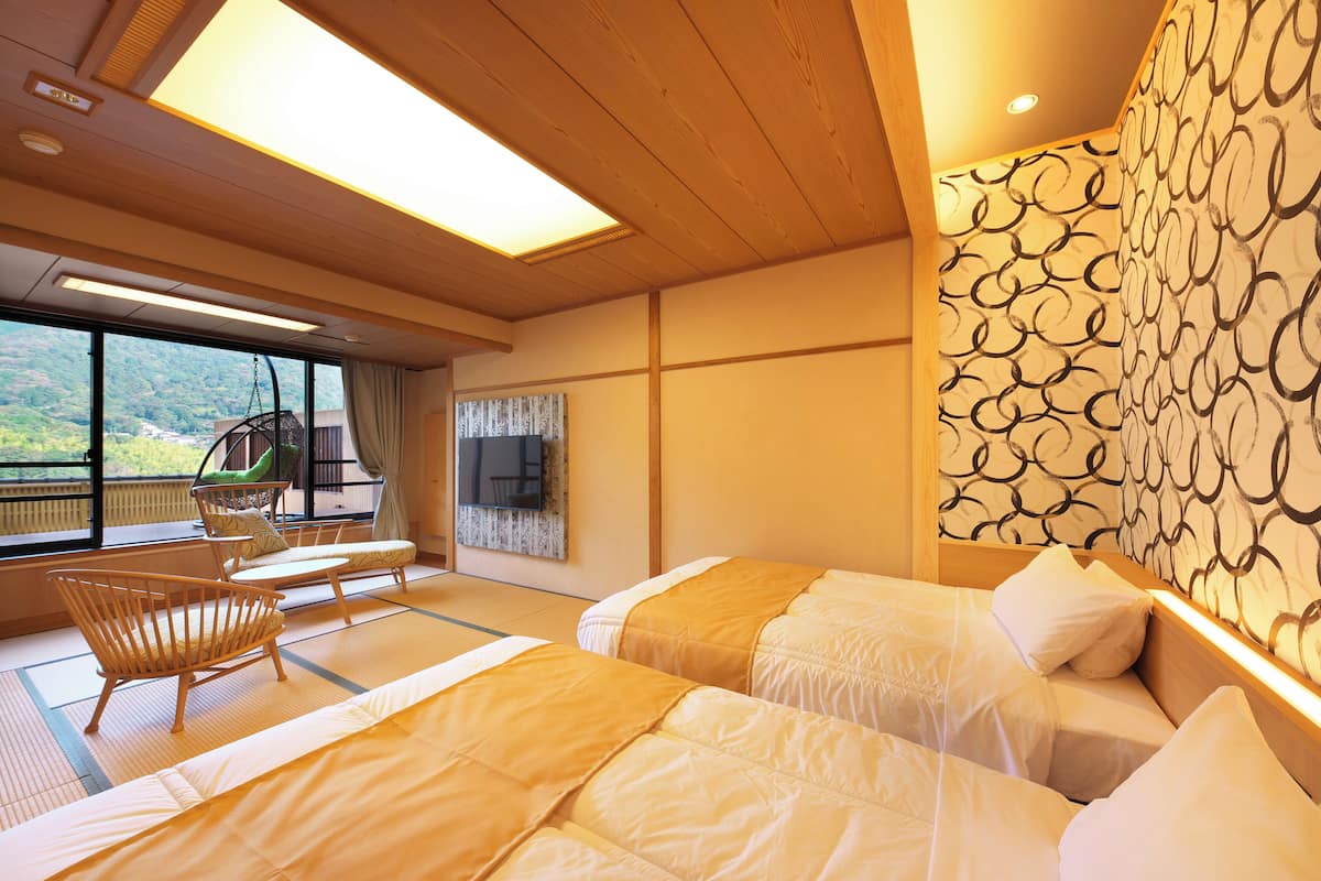 Quarto triplo luxo | Cofres nos quartos, cortinas blackout, Wi-Fi de cortesia