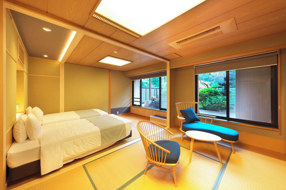 Quarto triplo design | Cofres nos quartos, cortinas blackout, Wi-Fi de cortesia