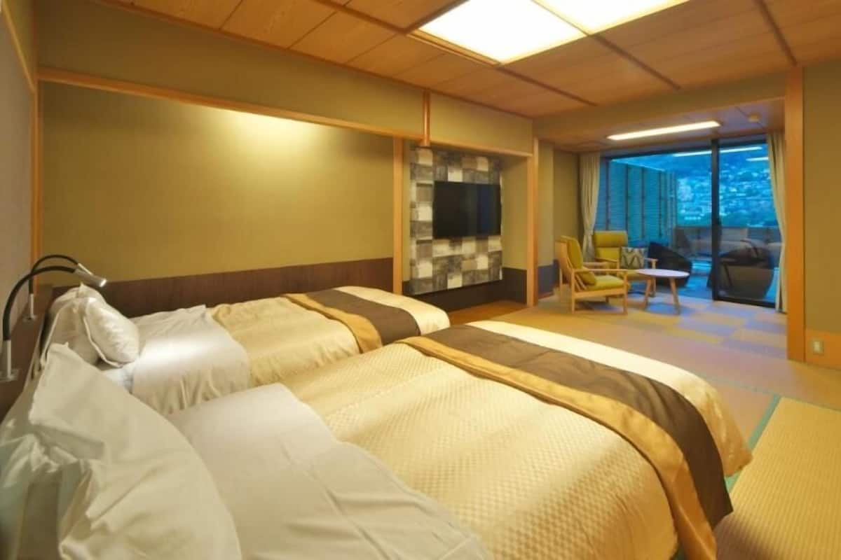Quarto quádruplo superior | Cofres nos quartos, cortinas blackout, Wi-Fi de cortesia