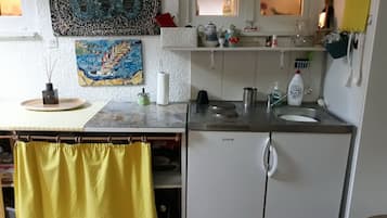 Quarto Básico, pátio, vista para o jardim | Cozinha privada | Uma chaleira elétrica, uma torradeira
