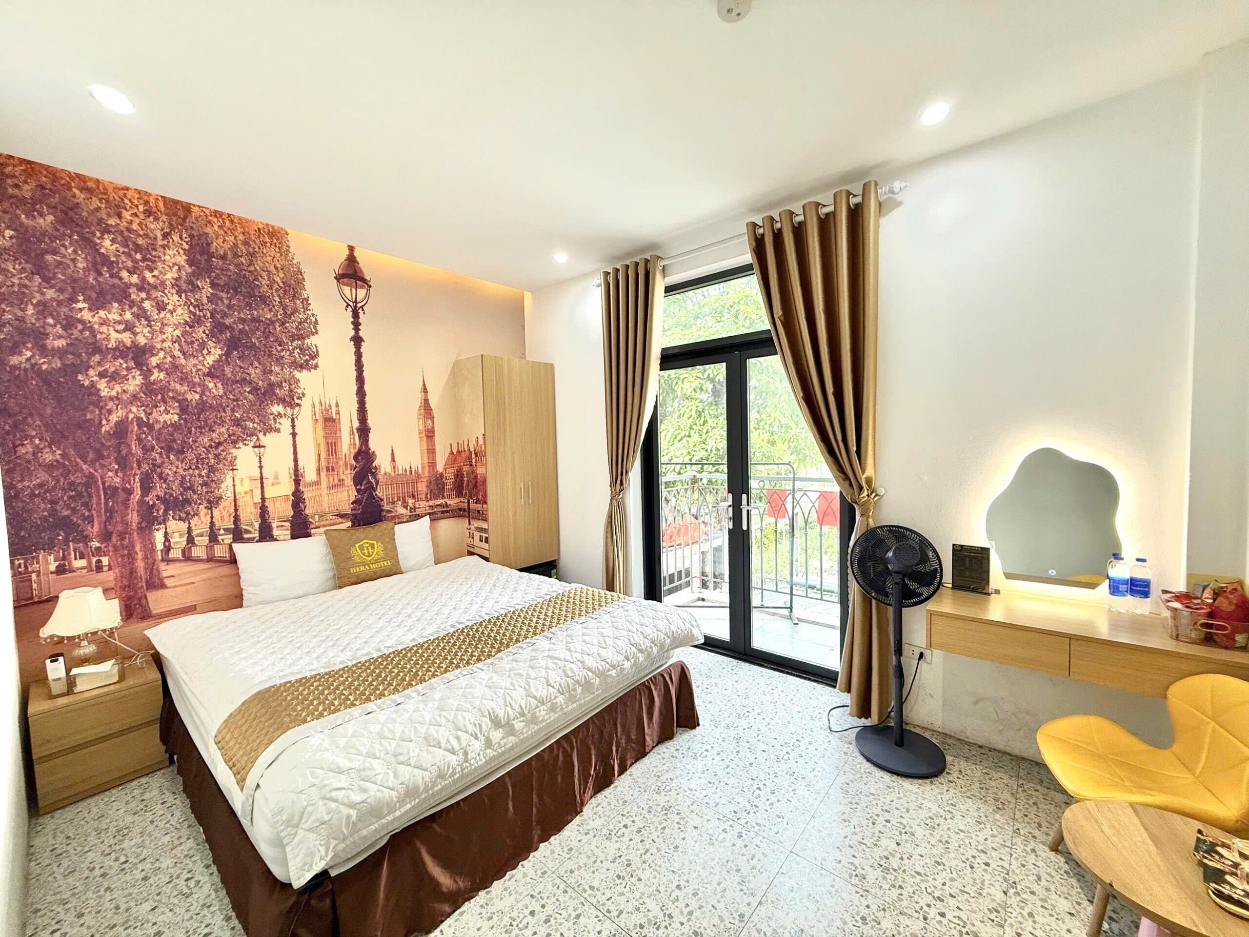 Quarto Duplo Superior, 1 cama king-size, Vista para a cidade | Roupa de alta qualidade, camas de colchão viscoelástico 