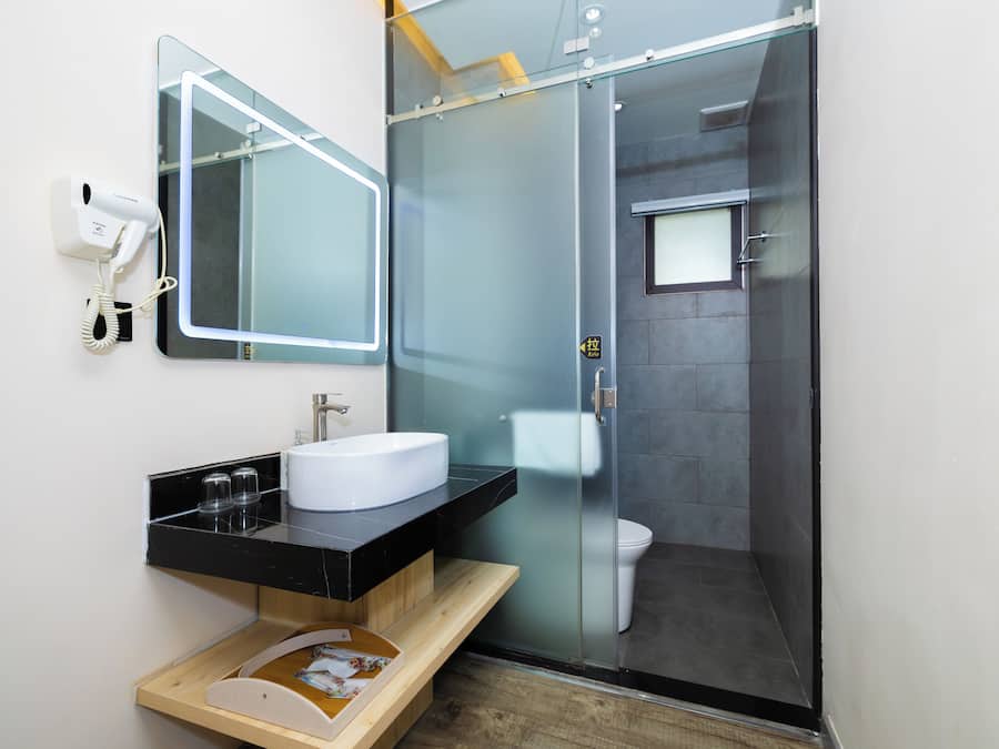 Quarto Duplo Superior | Casa de banho | Chinelos, um bidé