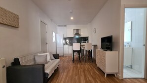 Um apartamento moderno com sala de estar, cozinha e área de jantar.