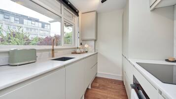 Apartamento (1 Bedroom) | Cozinha privada | Um frigorífico, um micro-ondas, um forno, uma máquina de lavar louça