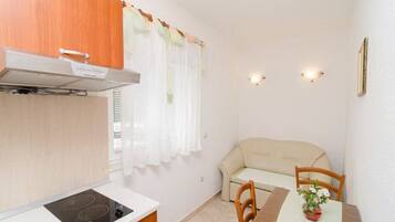 Apartamento (One Bedroom Apartment with Terrace ( ) | Sala | Televisor de ecrã plano de 32 polegadas com canais digitais