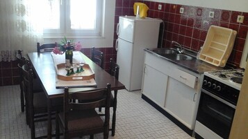 Apartamento (Two Bedroom Apartment with Terrace) | Cozinha privada | Geladeira