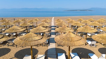 Uma praia privada, bares na praia 