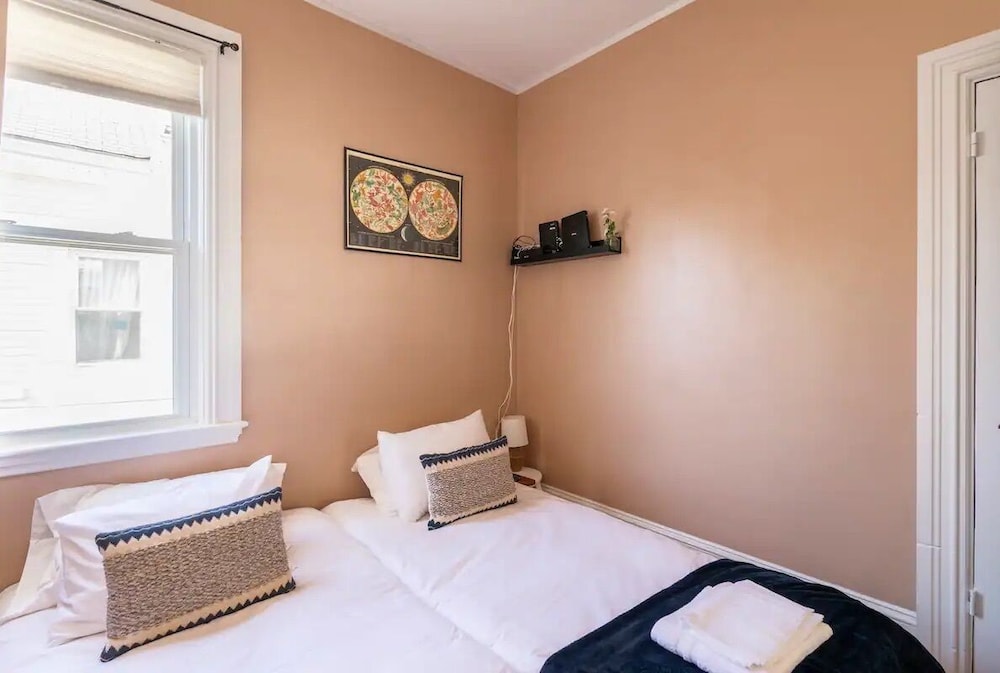 Stylish Comfortable Period Feature 2 Bed - Sun Drenched - Free Parking - Cranston, RI