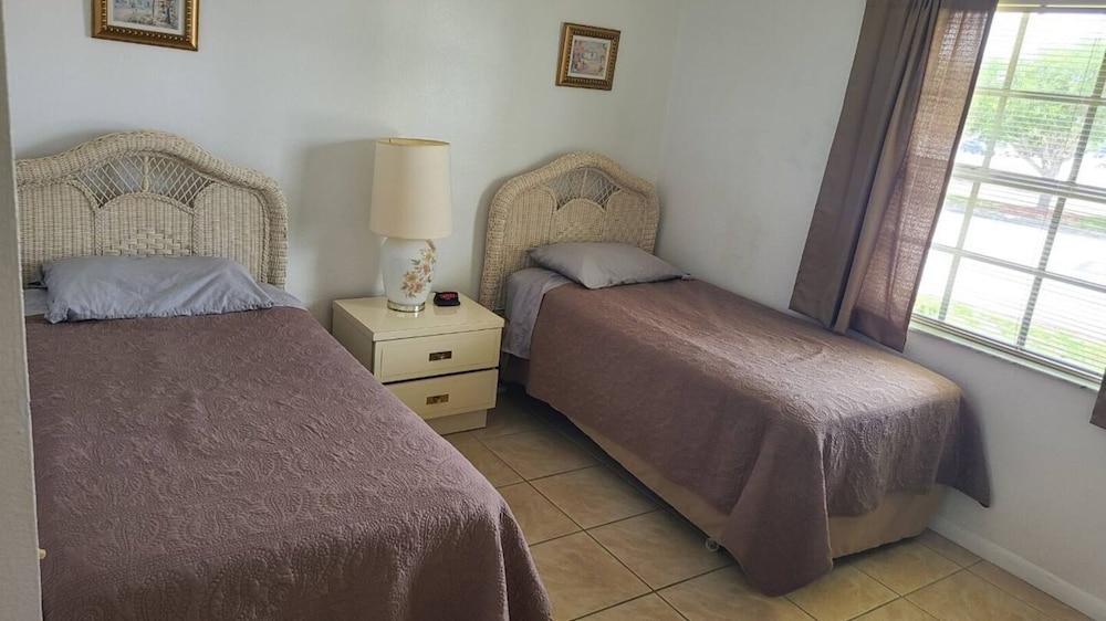 Relax With The Whole Family At This Peaceful Place To Stay. - Englewood, FL