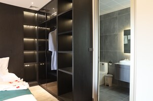 Suite Exclusiva | Casa de banho | Um polibã, um secador de cabelo, toalhas fornecidas, sabão 