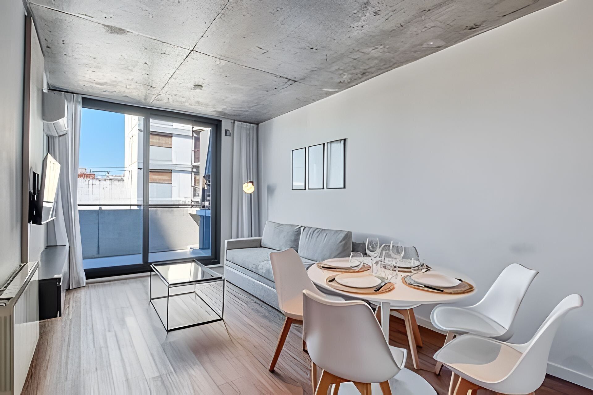 Apartamento Deluxe | Sala de estar | Televisor de ecrã plano de 32 polegadas com canais digitais 