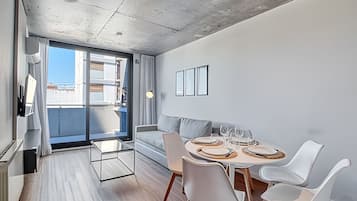 Apartamento Deluxe | Sala de estar | Televisor de ecrã plano de 32 polegadas com canais digitais