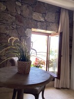 Frigobar, espaço de trabalho para notebook, Wi-Fi de cortesia