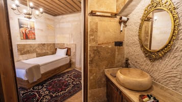 Suite Comfort | Casa de banho | Um polibã e uma banheira separados, artigos de higiene pessoal grátis