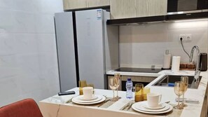 Apartamento | Cozinha privada | Um frigorífico, um micro-ondas, um forno, uma placa de cozinha 