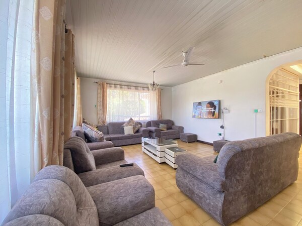 짐 홀리데이 홈즈 - 몸바사