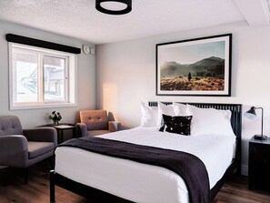 Quarto Individual Básico | Camas de colchão pillowtop, cofre no quarto, roupa de cama fornecida 