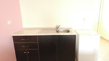 Quarto Standard, 1 quarto, kitchenette, vista para o mar | Cozinha privada | Um frigorífico 