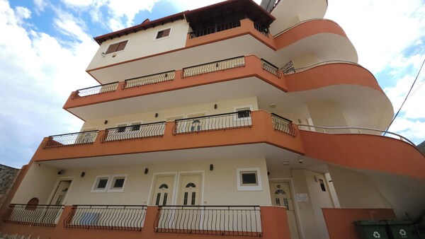 Friends House - Borsh Hotel - Borsh