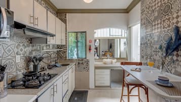Quarto Duplo Elite, casa de banho privativa (6) | Cozinha privada | Minifrigorífico, um micro-ondas, uma cafeteira/bule