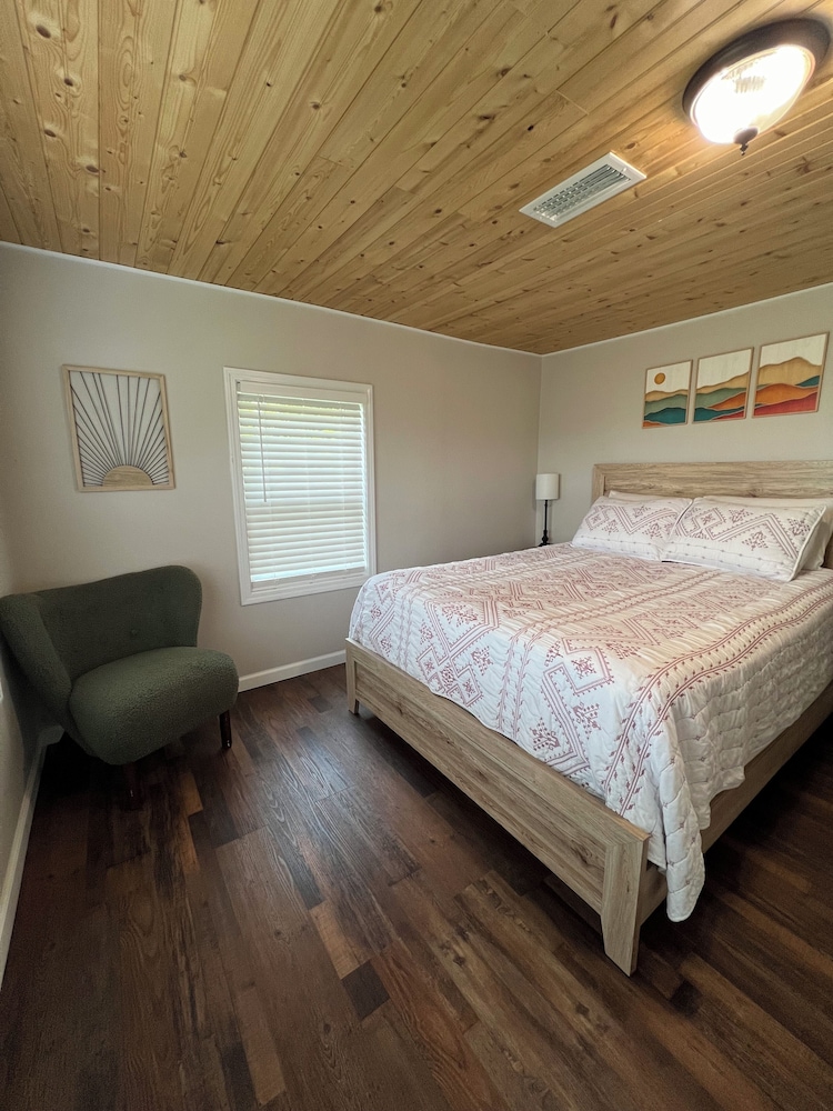 Scenic Views, Fire Pit, Cozy
Close To The Buffalo National River
Pet Friendly - Arkansas