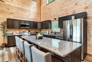 Cabana de Madeira Familiar | Cozinha privada | Um frigorífico, um micro-ondas, um forno, uma placa de cozinha 