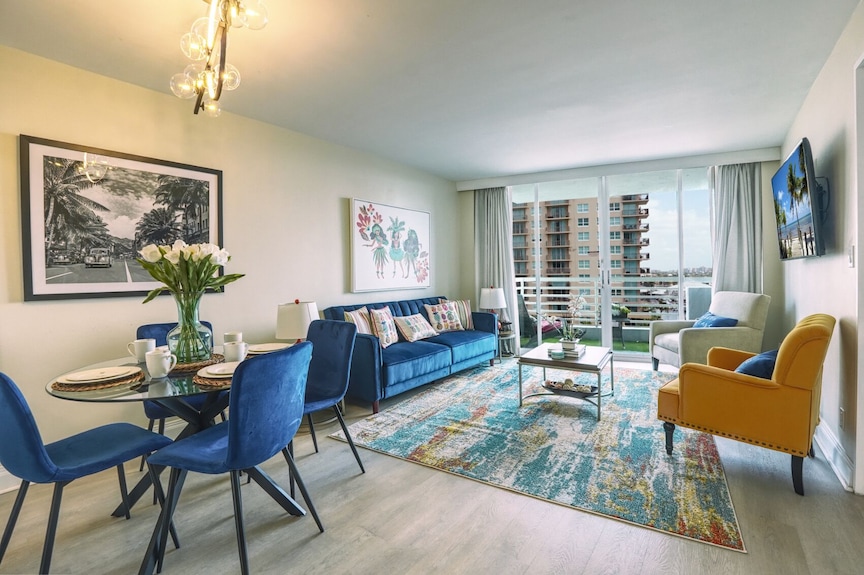 Gc Secret Blending A Combination Of Ecclectic And Luxury. - Dania Beach