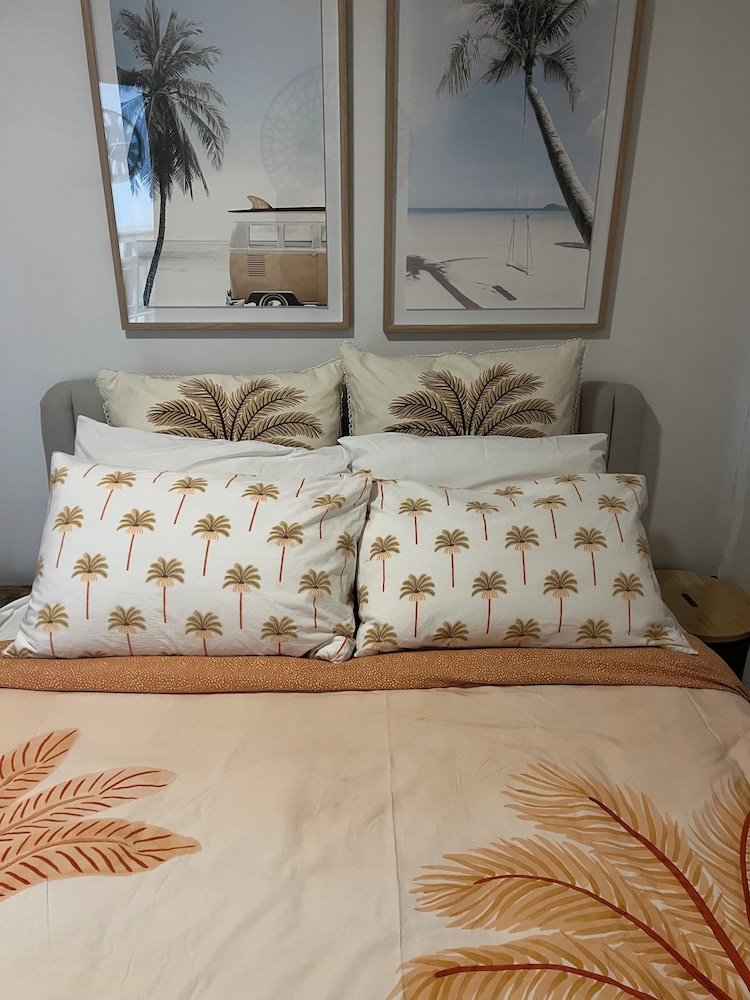 Funky Beach Unit In Heart Of Glenelg. - Glenelg