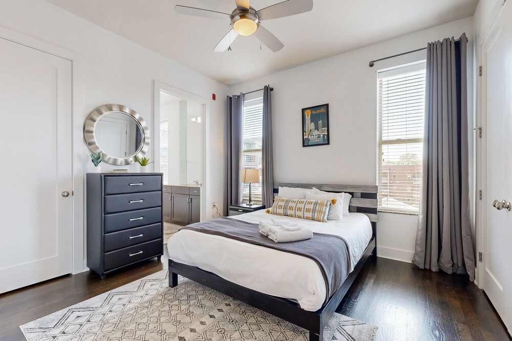Centrally Located Condo With Full Kitchen And Washer/dryer - Nashville, TN