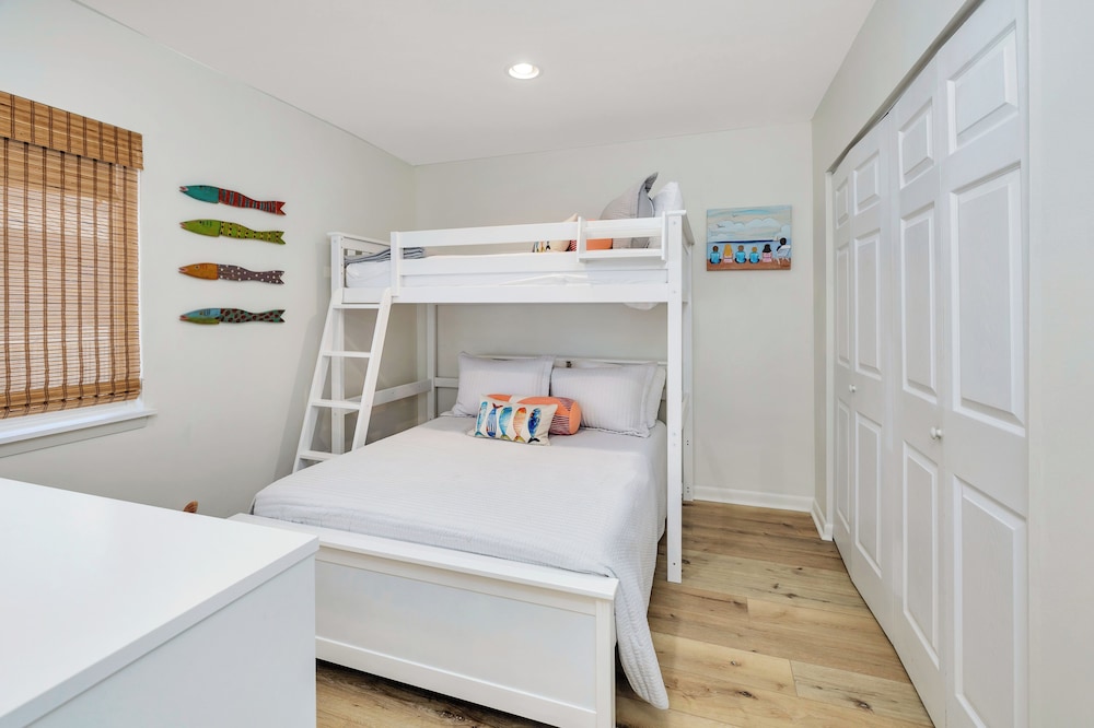 Boardwalk Access, A Swimming Pool, Volleyball Area, Large Grass Lawn, Outdoor Grills - St. Simons Island, GA