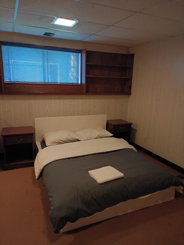 Budget Basement Room With Shared Washroom - Surrey