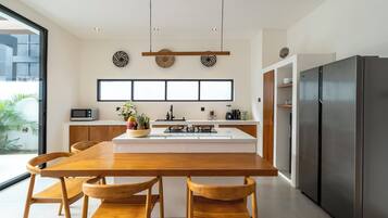 Villa de Luxo, 3 quartos, piscina privativa | Cozinha privada | Um frigorífico/congelador grande, um micro-ondas, uma placa de cozinha