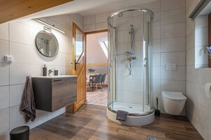 Apartamento Familiar, 1 quarto, não fumadores, vista para a montanha | Casa de banho | Um polibã, um secador de cabelo, Piso aquecido (casa de banho) 