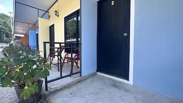 Bangalô com design assinado, vista para a baía | Terraço/pátio