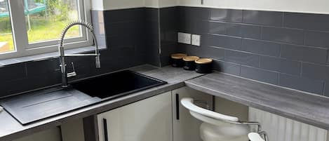 Casa | Cozinha privada | Geladeira, micro-ondas, fogão, cooktop