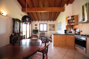 Apartamento Comfort | Cozinha privada | Um frigorífico, um micro-ondas, um forno, uma placa de cozinha 