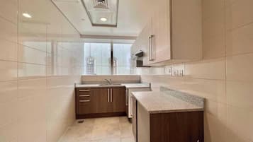 Apartamento Deluxe | Cozinha privada | Uma chaleira elétrica