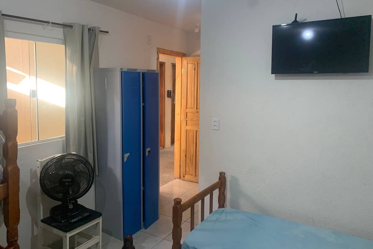 Suíte standard, várias camas | 1 quarto, Wi-Fi de cortesia