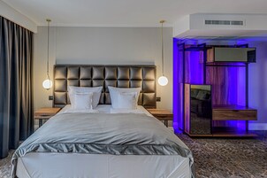 Quarto casal luxo | Cofres nos quartos, escrivaninha, espaço de trabalho para notebook