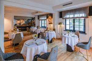 Pequeno-almoço tipo buffet diário mediante uma taxa