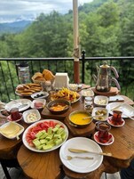 Café da manhã com pratos da culinária local grátis todos os dias