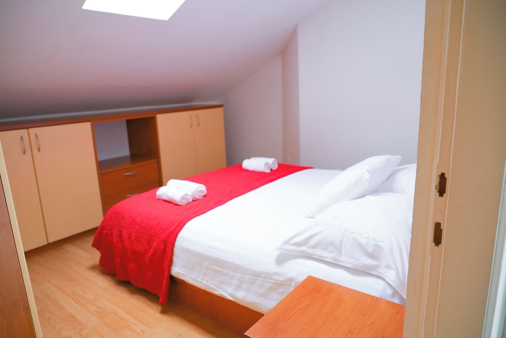 Family-sized App, 5 Min To Beach W/seaview Balcony, Bbq, Pool & Playground - Zadar