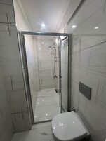 Quarto Duplo Económico | Casa de banho | Um polibã, um chuveiro fixo, um secador de cabelo, chinelos 