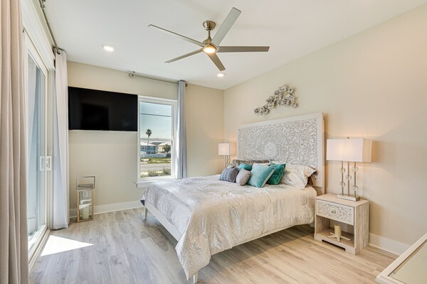 Rooftop Deck & Hot Tub: Mexico Beach Home! - Mexico Beach, FL