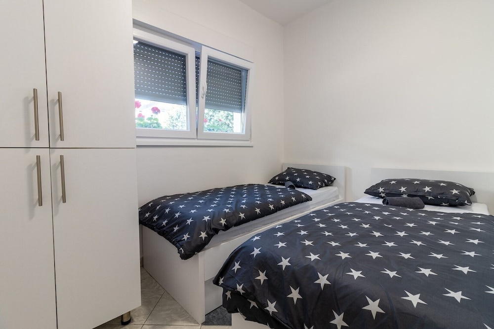 Apartment For 7 People In Ground Floor Of The Villa - Neum