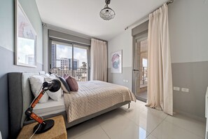 Apartamento luxo, 2 quartos, para não fumantes | Ferros/tábuas de passar roupa, Wi-Fi de cortesia