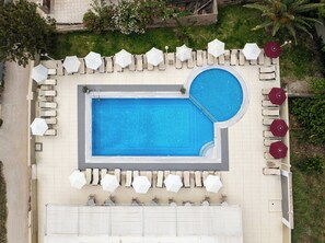 Piscina exterior, guarda-sóis, espreguiçadeiras 