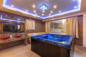 Banheira de hidromassagem interior